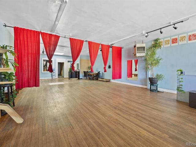 1832 S Broadway
