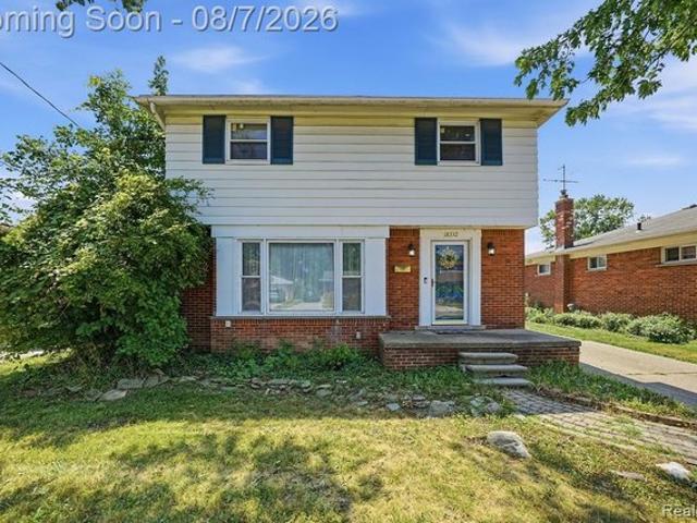 18332 Spring Ct S, Fraser, MI 48026