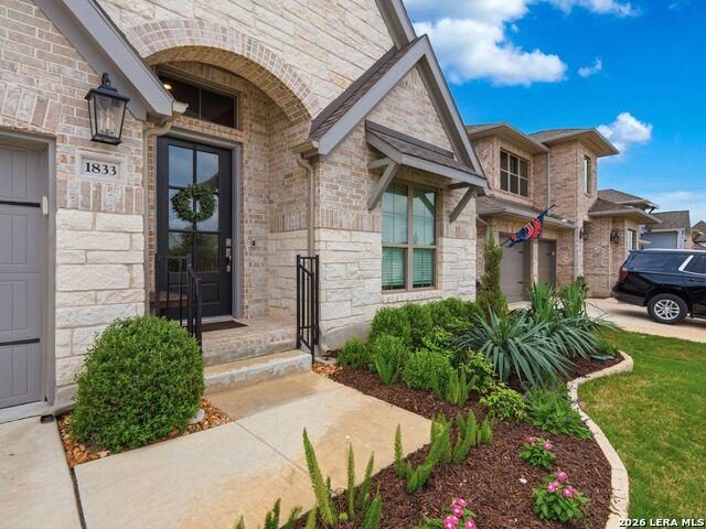 1833 Luna St
