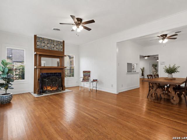 1833 W Gramercy Pl