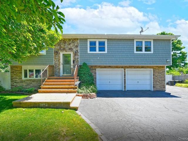 183 6th Ave, Holtsville, NY 11742