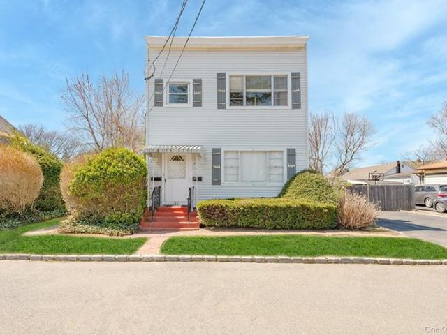 183 S 7th St, Lindenhurst, NY 11757