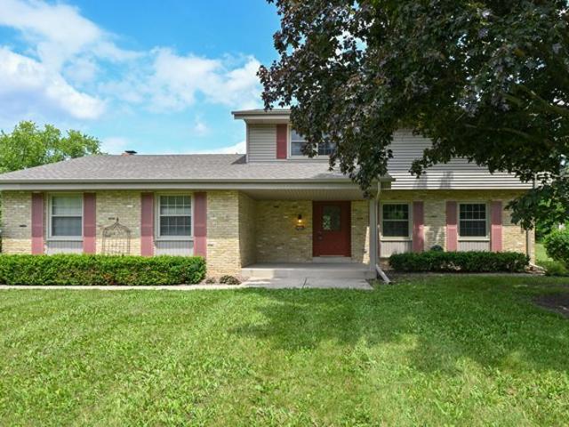 18440 Bristol Ln, Brookfield, WI 53045
