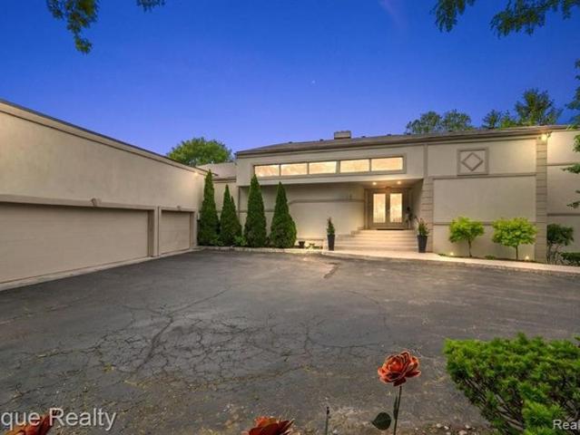 1848 Golf Ridge Dr S, Bloomfield Hills, MI 48302