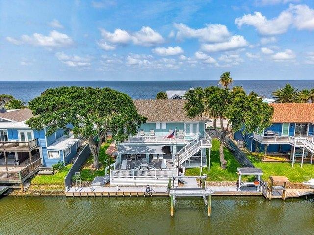 1849 Bay Shore Dr, Rockport, TX 78382
