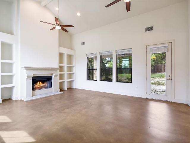18400 Lakepoint Cv