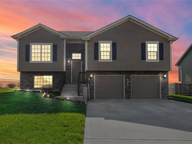 18400 Rock Ridge St N, Smithville, MO 64089