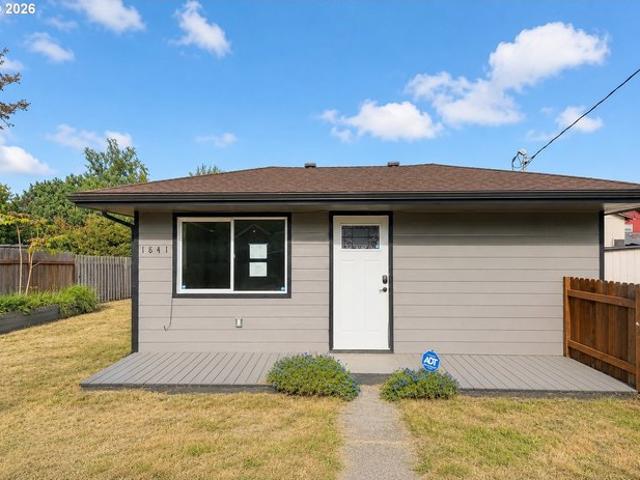 1841 Madrona St, North Bend, OR 97459