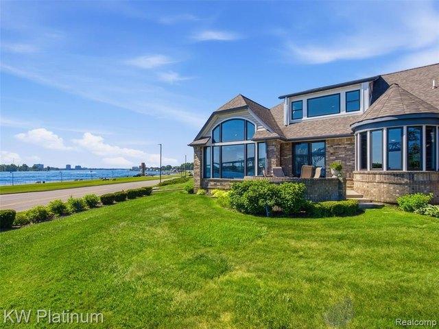 1842 Edison Shores Pl, Port Huron, MI 48060