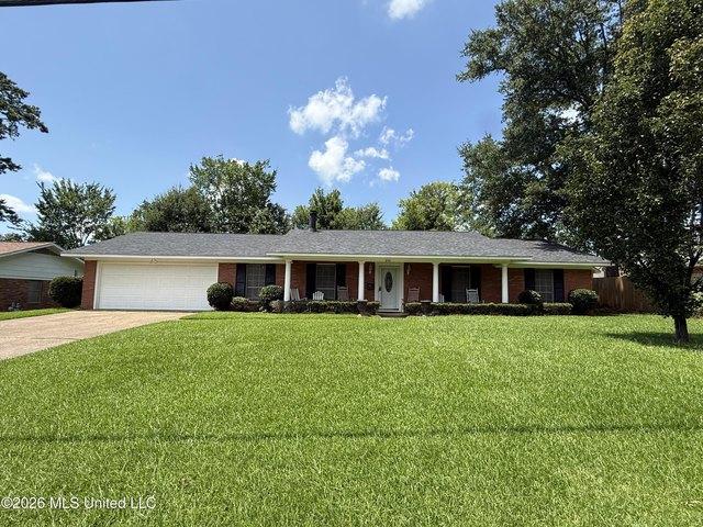 1842 Lake Trace Dr, Jackson, MS 39211
