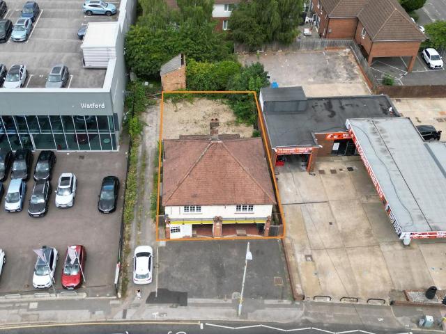184 186 Rickmansworth Road, Watford. Mixed use to rent £3,750 pcm £865 pw