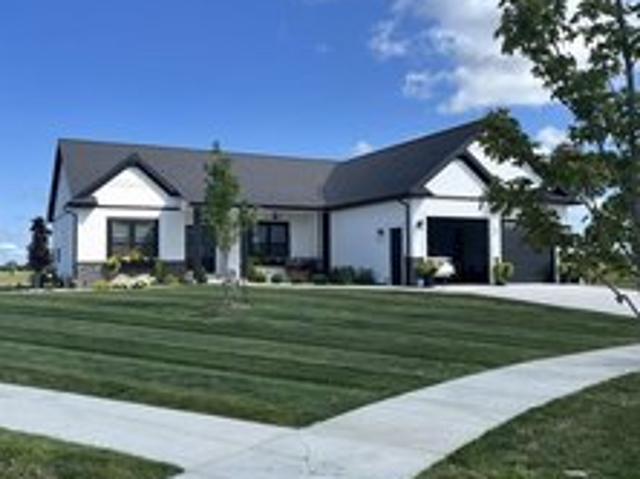 184 N Queens Creek Dr, Frankenmuth, MI 48734