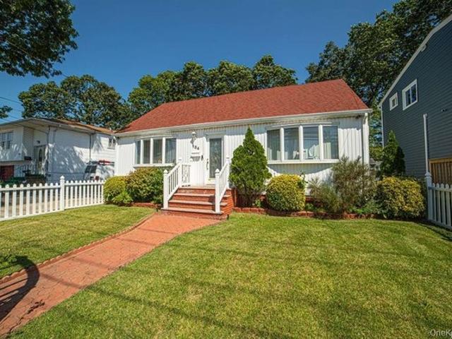 184 S Strong Ave, Lindenhurst, NY 11757