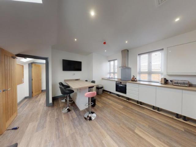 184 Queens Road, Beeston, Nottingham. 5 bed ground floor flat to rent £3,402 pcm £785 pw
