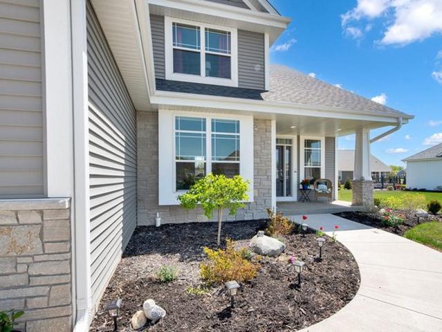 184 Winterberry Ln, Grafton, WI 53024