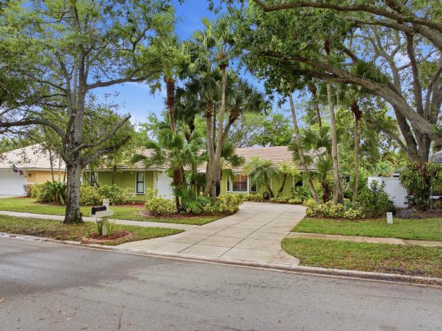 18546 Lake Bend Dr, Jupiter, FL 33458 | MLS #B26014 | Compass