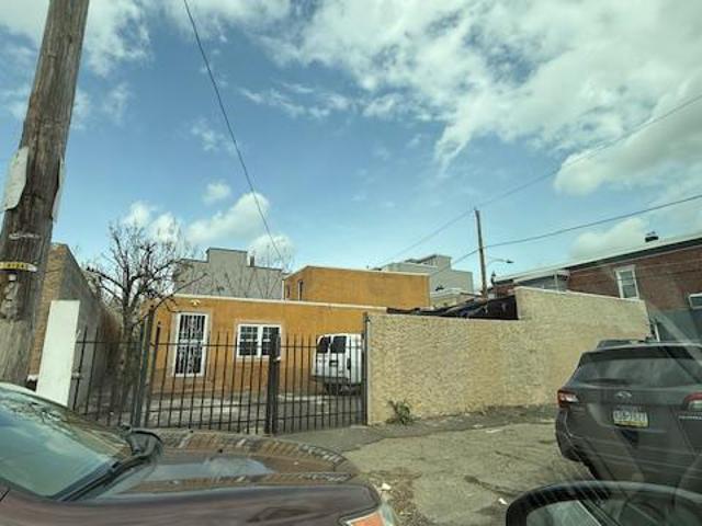 1854 E Oakdale Street E