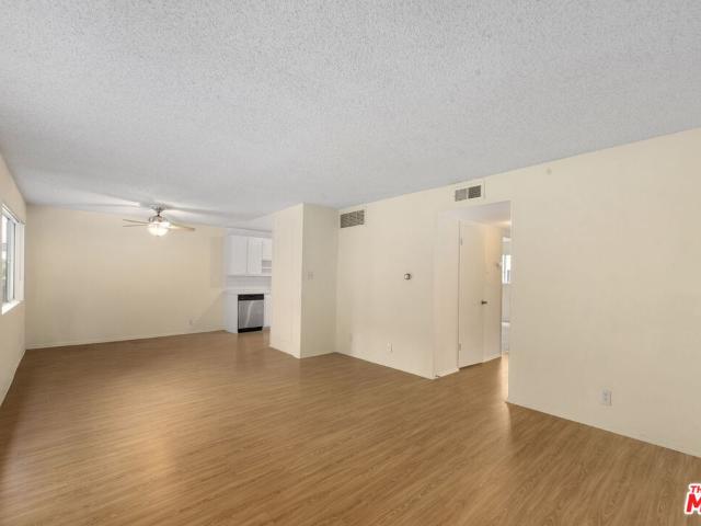 18555 Collins St, Unit C11, Tarzana, CA 91356 | MLS #26742