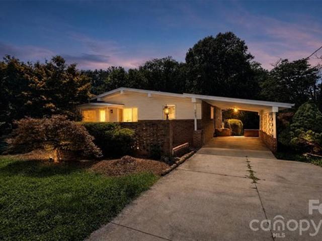 1857 8th Street Dr NE, Hickory, NC 28601