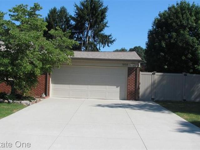 1858 Lerene Dr, Commerce Township, MI 48390
