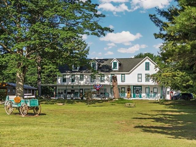 18599 Mission Rd, Traverse City, MI 49686