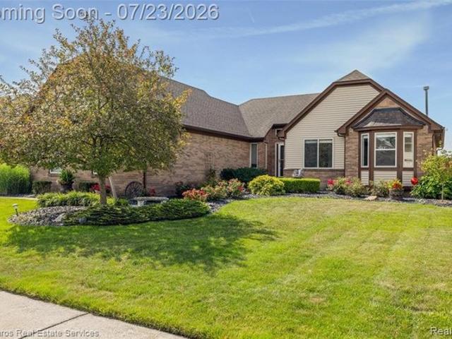 18500 Autumnwood Dr, Clinton Township, MI 48035