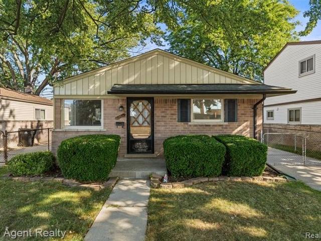 18535 Marquette St, Roseville, MI 48066