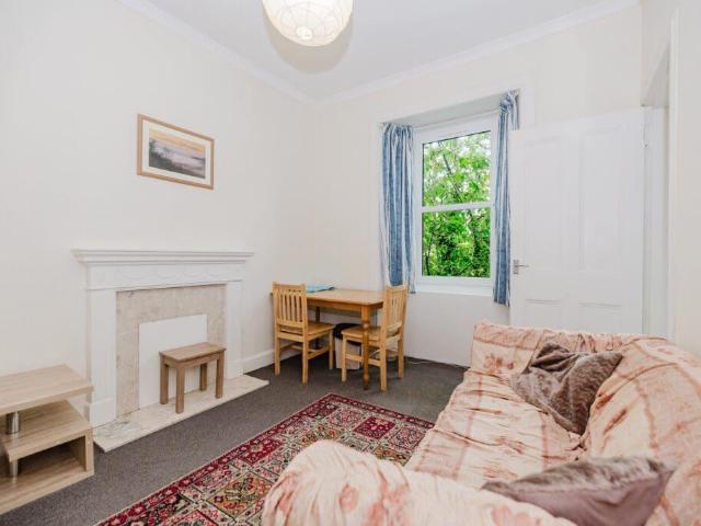 1853L Upper Grove Place, Edinburgh. 2 bed flat to rent £1,425 pcm £329 pw