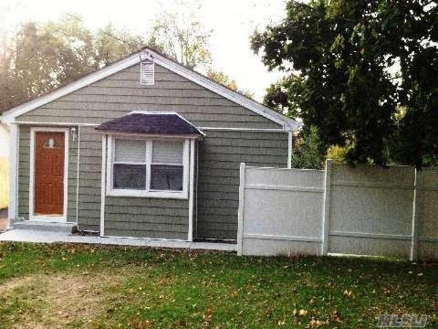 185 E 17th St, Huntington Station, NY 11746
