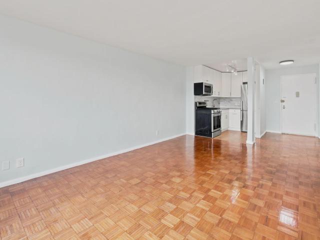 185 Hall Street 1010