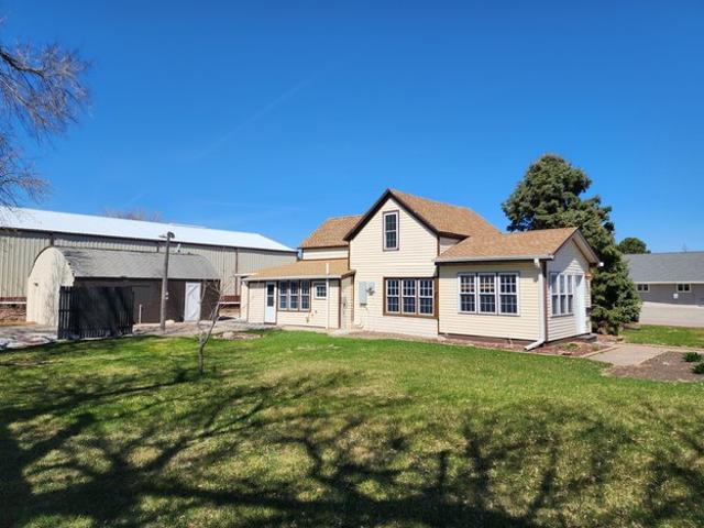 185 N Dakota Ave, Corsica, SD 57328