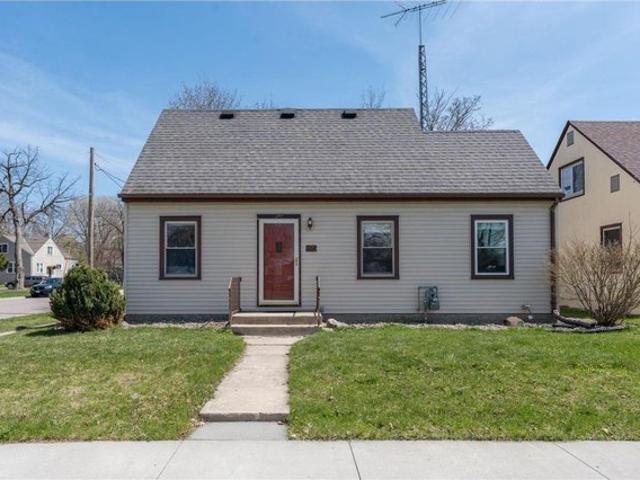 185 N Park Ave, Le Center, MN 56057