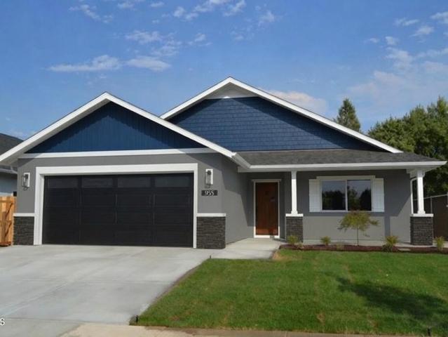 185 SW Quiet Water Ln, Grants Pass, OR 97527