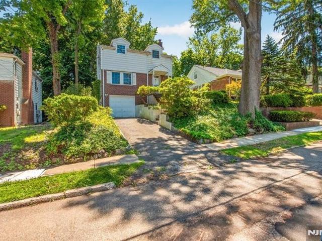 185 Reldyes Ave, Leonia, NJ 07605