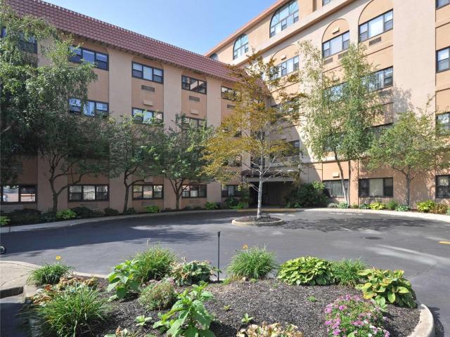 185 W Park Avenue 516