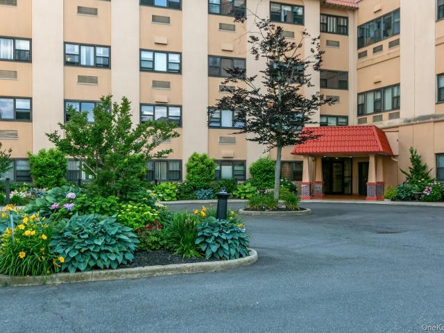 185 W Park Avenue 518