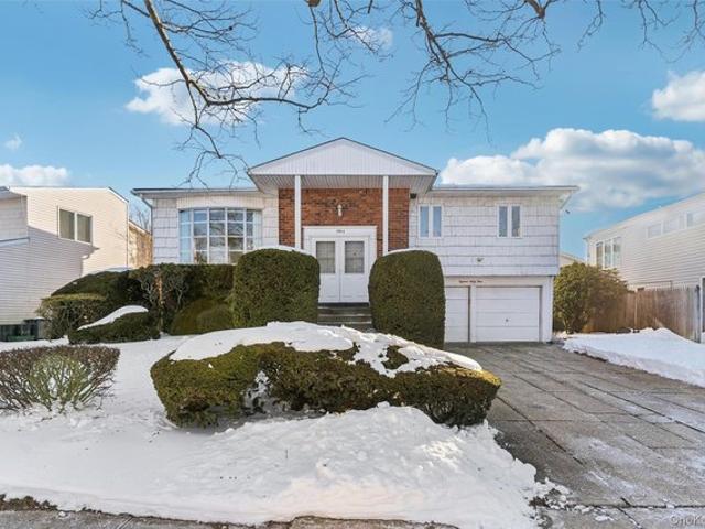 1864 Cynthia Ln, Merrick, NY 11566