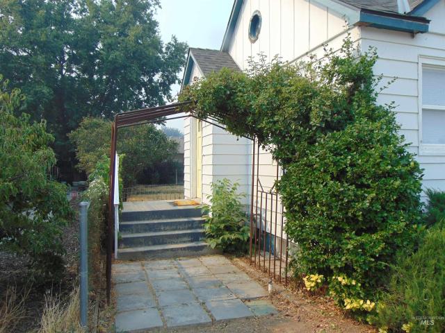 1864 W Idaho Ave
