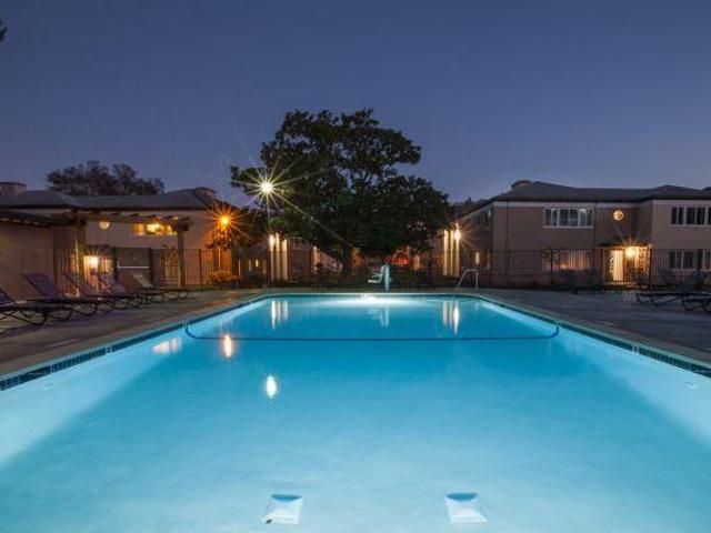 $1865 / 1br 676ft² Spacious & bright Best Location! $300 security deposit Pool & Spa!