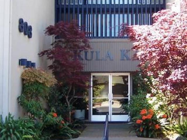 $1865 / 1br 820ft² Top floor end unit
