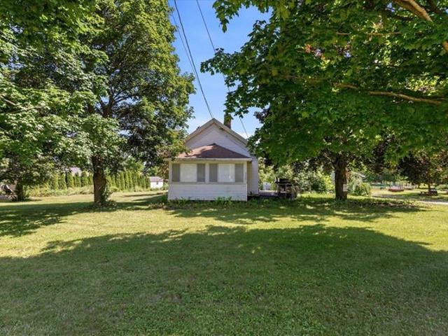 1866 Oakridge Rd, Neenah, WI 54956