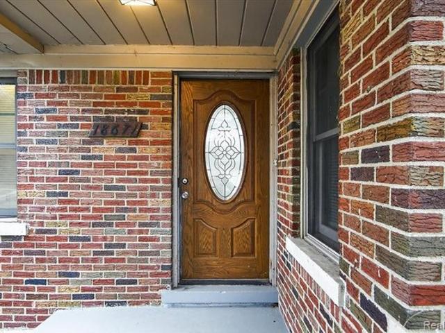 18671 Huntington Ave, Harper Woods, MI 48225