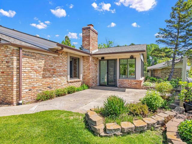 1860 Juneau Lane N