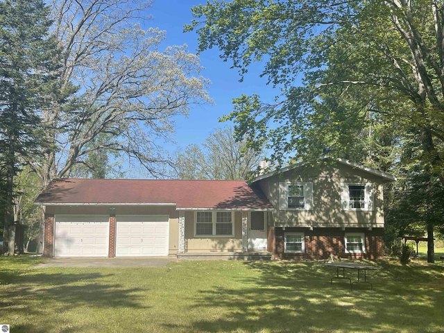1860 S Jackson Ave, Harrison, MI 48625