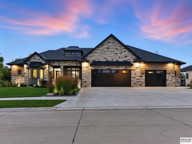 18620 Hazelnut Cir, Gretna, NE 68028