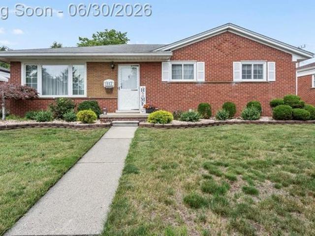 1862 Lakeview St, Trenton, MI 48183