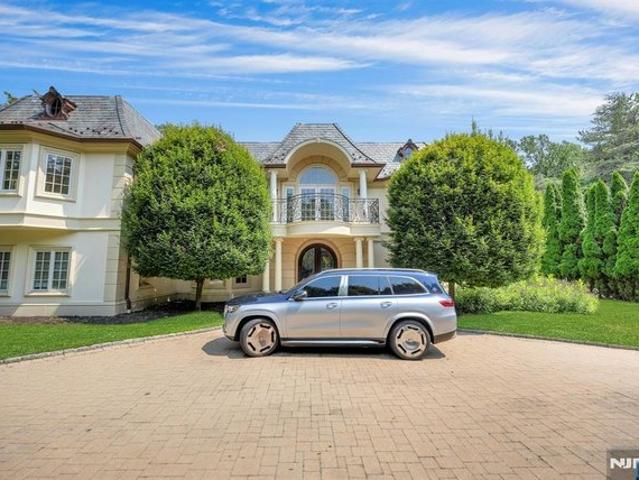 186 Hoover Dr, Cresskill, NJ 07626