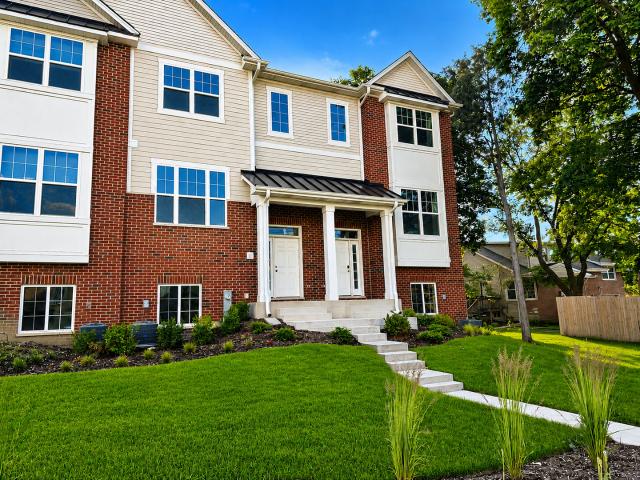 186 N East River Road