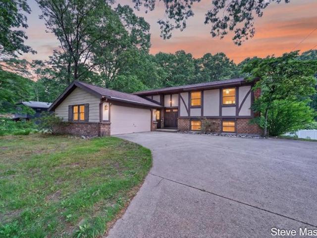 18746 N Fruitport Rd, Spring Lake, MI 49456