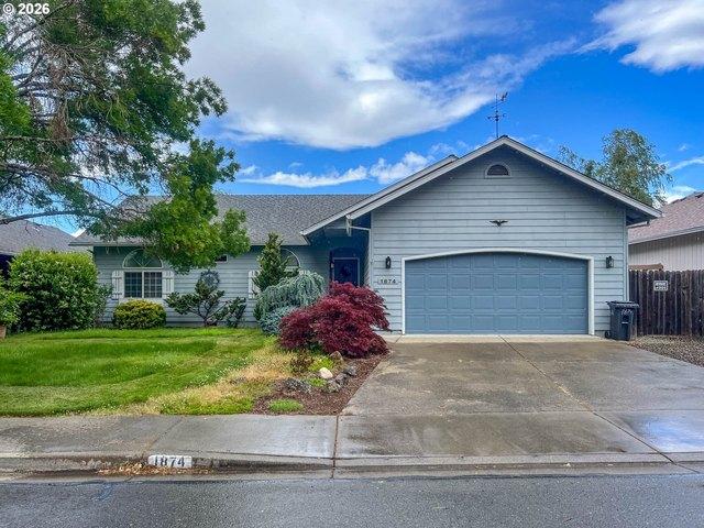 1874 SW Topaz Ln, Grants Pass, OR 97526